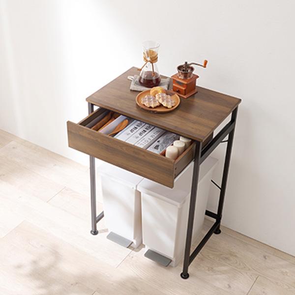 ■商品説明ごみ箱上のスペースを有効活用できる、シンプルデザインのラック。引出し付きでストック品やカトラリーを収納可能。■サイズ(約)幅60.5×奥行42×高さ85.5cm■素材フレーム:スチール、天板:合成樹脂化粧繊維板(メラミン樹脂)■内...