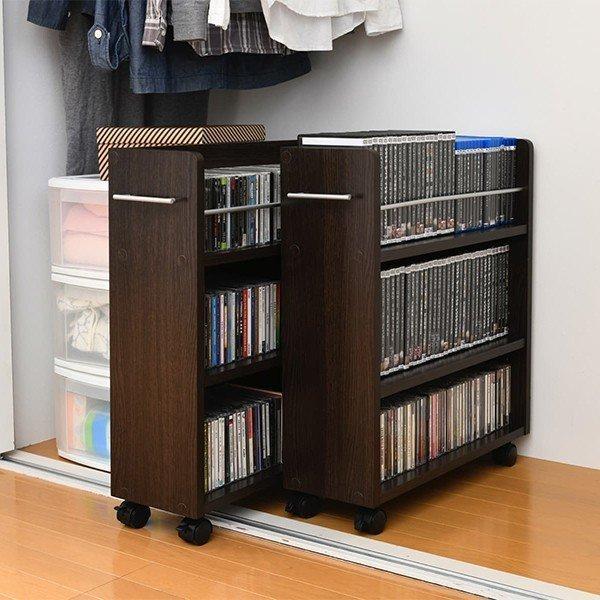 ■商品説明 キャスター付きの便利なクローゼットラック2個組。取っ手はどちらにも取り付け可能なので、収納箇所の向きは左右入れ替えできます。本やメディア類や、日用品のストックなどの収納にぴったり。クローゼット内のスペースを有効活用するのでお部屋...