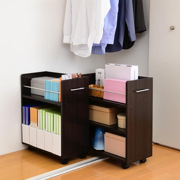 ■商品説明 キャスター付きの便利なクローゼットラック2個組。取っ手はどちらにも取り付け可能なので、収納箇所の向きは左右入れ替えできます。A4ファイルがぴったり収納できるよう設計された幅26.5cm。本やメディア類や、日用品のストックなどの収...