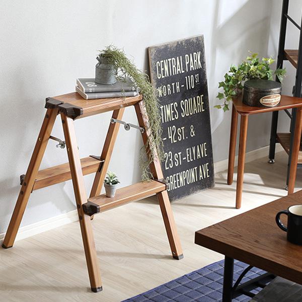 空間にフィットするＳＴＥＰＳＴＯＯＬ。お部屋のインテリアに溶け込みながら照明の掃除や電球の取替えなど生活の不便を解消！組み立て要らずの完成品。折り畳み式でコンパクトに収納可能。アルミ製で軽量の為、女性でも片手で持ち運びができ移動も簡単！