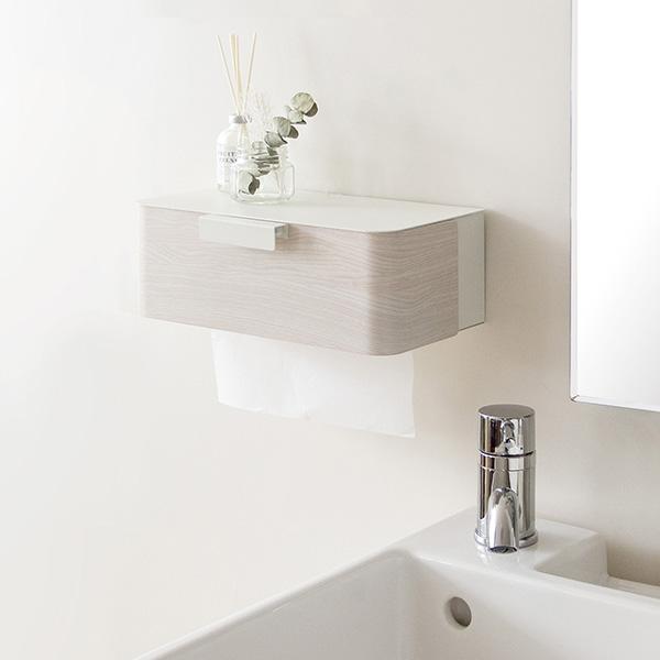 ■商品説明上品な木目転写が特徴のスタイリッシュな『TEER（ティール）』シリーズのペーパータオルホルダー。壁にネジ止めするだけの簡単設置で、省スペースに洗面所やキッチンで使用することができます。ホルダーに収納しておくことでペーパータオルをい...