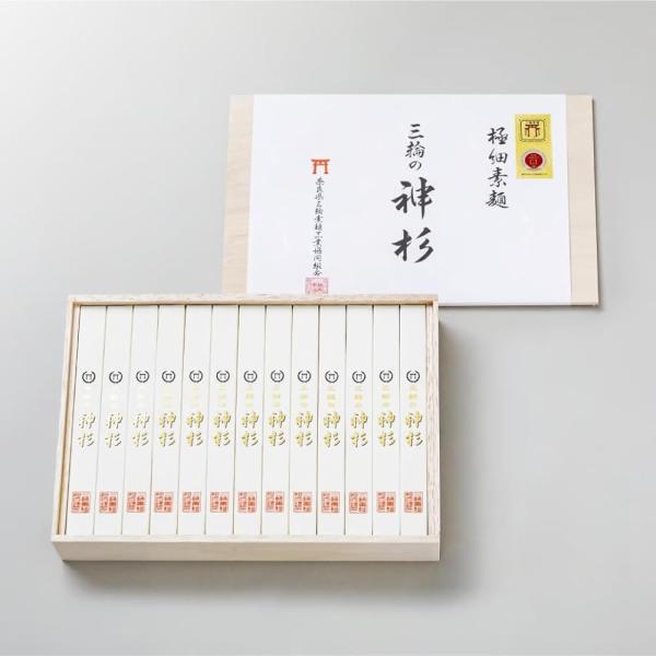 「商品情報」商品の説明三輪を代表する最高等級品【神杉（かみすぎ）】。1,300年にもわたる手延べ技術をつめ込んでつくりあげた超極細素麺はしっかりとしたコシと艶やかな麺肌で上品な口あたりを演出します。原材料・成分小麦粉（国内製造）、食塩、食用...
