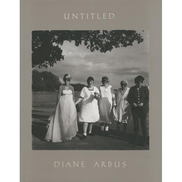 ダイアン・アーバス（Diane Arbus）の作品集。出版者: Aperture出版年: 2011製本: Hardcover判型: 356×279mm頁数: 112状態: 中古（やや傷や汚れあり）備考: 経年劣化※こちらの商品は本店サイト併...