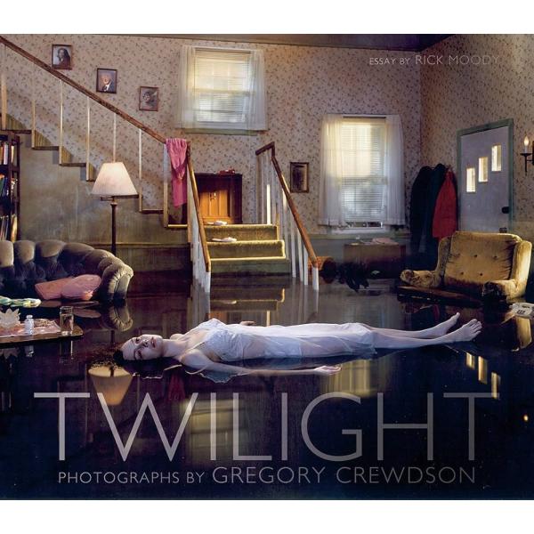 グレゴリー・クリュードソン（Gregory Crewdson）の作品集。出版者: Abrams 出版年: 2002製本: Hardcover判型: 260×300mm頁数: 110  状態: 新品※こちらの商品は本店サイト併売商品につき、品...