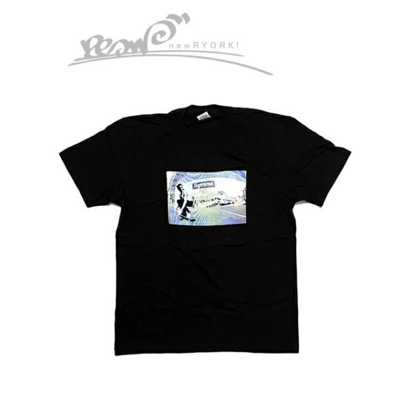 ＊ 2016年に28歳の若さでこの世を去ったスケーター Dylan Rieder（ディラン・リーダー）のフォトTシャツです！！＊ Supremeのボックスロゴをバックにスケートする姿のフォトグラフィックがポイント。品番 FW22TT74モデ...