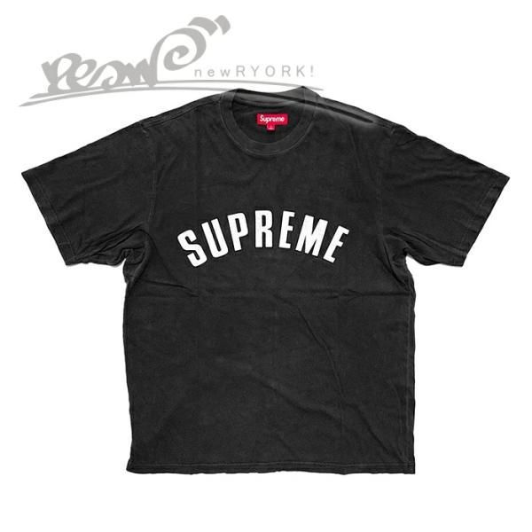 ＊ コットン素材のボディに、クラック（ひび割れ）加工が施されたアーチロゴが大きくフロントにプリントされたTシャツ！！＊ バックにも同じプリントが入っています。＊ ウォッシュ加工が施された、着込んだような風合いのあるデザインがポイント。品番 ...