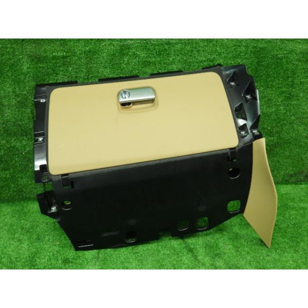 グローブボックス・グロボです。【車種】ポルシェ マカン  タイプ 95BAA1 型式：ABA-J1H1  エンジン型式：CYPA  トランスミッション型式: A5B03 　FAT  4WD  右ハンドル車 カラーコード:C9A ピュアホワイ...