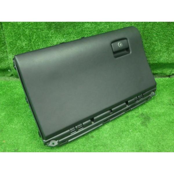 グローブボックス・トランクオープナースイッチ付です。【車種】トヨタ クラウン マジェスタ  ハイブリッド Fバージョン 型式：DAA-GWS214 エンジン型式:2GR-1KM CVT 平成28年6月式 カラーコード 202 ブラック トリ...