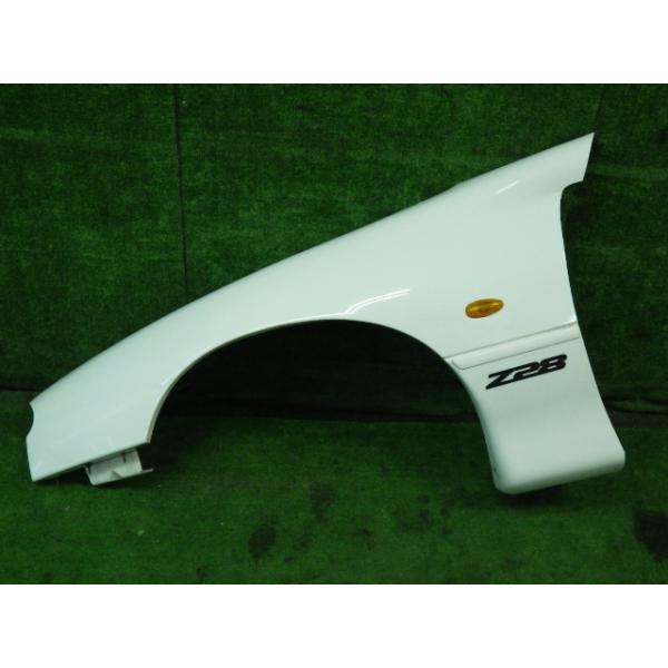 左フロントフェンダー・ターンシグナルランプ モール エンブレム付です。【車種】シボレー カマロ Z28 型式:CF-CF45E 2000年(平成12年)4月式  AT 左ハンドル エンジン型式: 5E 走行距離95,183km カラーコード...