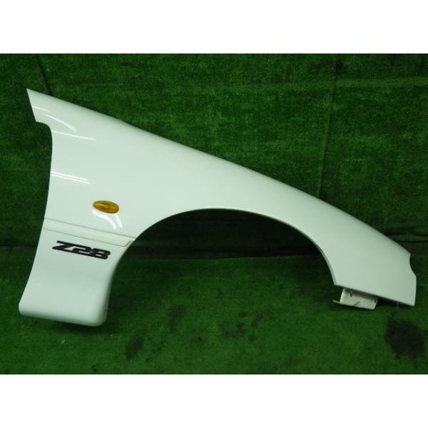 右フロントフェンダー・ターンシグナルランプ モール エンブレム付です。【車種】シボレー カマロ Z28 型式:CF-CF45E 2000年(平成12年)4月式  AT 左ハンドル エンジン型式: 5E 走行距離95,183km カラーコード...