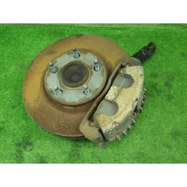 左フロントナックルハブ・キャリパー付です。【車種】シボレー カマロ Z28 型式:CF-CF45E 2000年(平成12年)4月式  AT 左ハンドル エンジン型式: 5E 走行距離95,183km カラーコード 9567 アークティックホ...