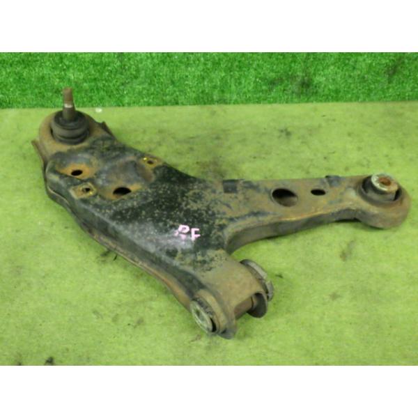 右フロントロアアームです。【車種】シボレー カマロ Z28 型式:CF-CF45E 2000年(平成12年)4月式  AT 左ハンドル エンジン型式: 5E 走行距離95,183km カラーコード 9567 アークティックホワイト から外し...