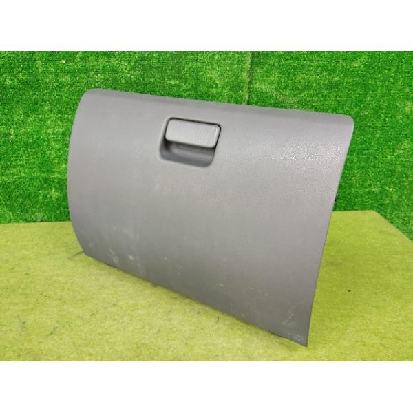 グローブボックスです。【車種】ダイハツ ハイゼット グレード：クルーズ 型式：LE-S330V エンジン型式：EF 3AT 4WD ノンターボ ハイルーフ カラー：S31 ファインシルバーM トリムコード FD10  平成17年2月登録車 ...