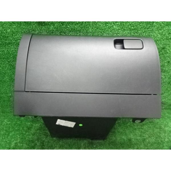 グローブボックスです。【車種】フォルクスワーゲン ポロ グレード  TSI コンフォートライン 型式：DBA-6RCBZ エンジン型式：CBZ AT 右ハンドル カラーコード：LP3G フラッシュレッド 2011（平成23）年3月 走行距離...