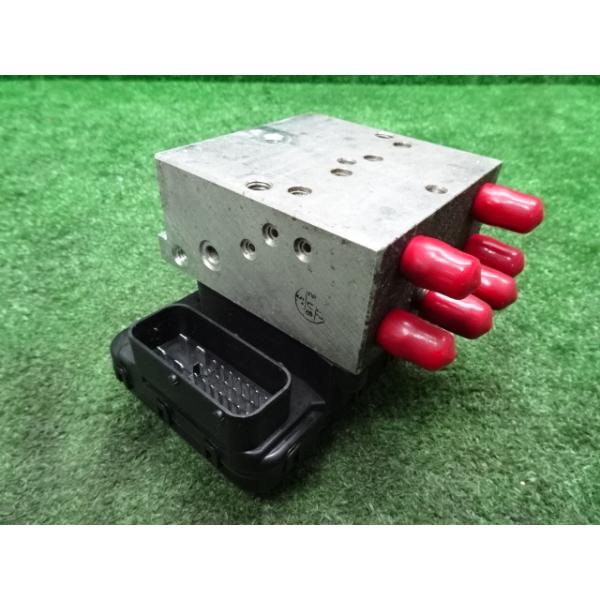 ABSアクチュエーターです。【車種】スズキ ワゴンR グレード : FX 型式：MC21S エンジン型式：K6A カラー：Z2T グローブグリーンメタリック トリムコード D03 3AT 2WD 1999(平成11)年2月式 走行距離：74...