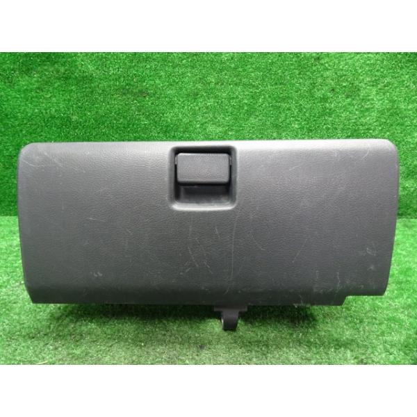 グローブボックスです。【車種】スズキ キャリイトラック グレード： KCエアコンパワステ 型式：EBD-DA16T エンジン型式 R06A 5MT 2WD 平成28年3月登録車 カラー 26U スペリアホワイト から外しました。　品番　73...