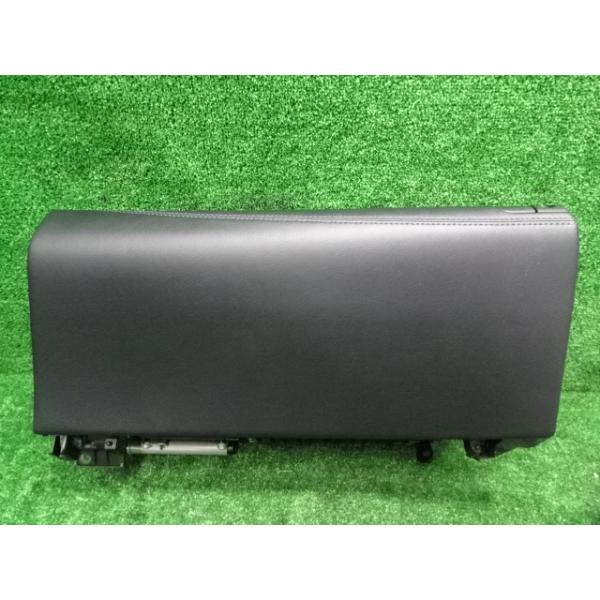 グローブボックス・トールコレクションカバーです。【車種】レクサス LS600h 後期 グレード：バージョンＣ　Ｉパッケージ 型式：DAA-UVF45-AEXQH(CI) エンジン型式：2URFSE CVT  カラーコード：217 スターライ...