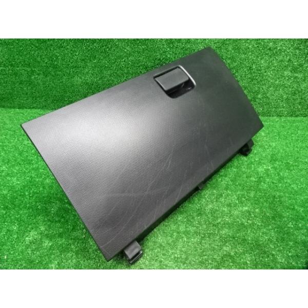 グローブボックスです。【車種】トヨタ ルーミー グレードGS 型式：DBA-M900A-AGBGE(S) エンジン型式：1KRFE 5ドア CVT ノンターボ カラーコード：B82 レザーブルークリスタルシャイン トリム FC10 2017...