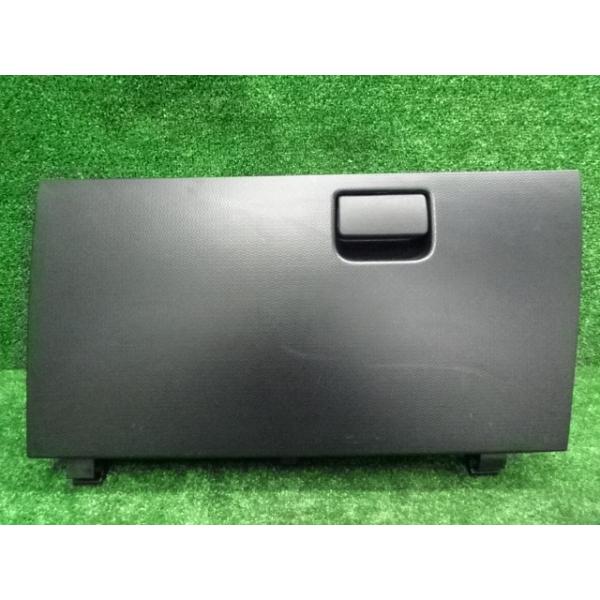 グローブボックスです。【車種】トヨタ ルーミー グレード カスタムG S 型式：DBA-M900A エンジン型式：1KRFE  5ドア CVT ノンターボ カラーコード：X07 ブラックマイカメタリック トリムコード  FD10 2018(...