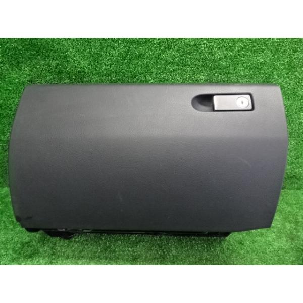 グローブボックス・ECT車載器付です。【車種】メルセデスベンツ W212 E350  型式：RBA-212059C エンジン型式 276 2013（平成25）年8月式 AT 右ハンドル車 カラーコード 988 ダイヤモンドシルバーメタリック...