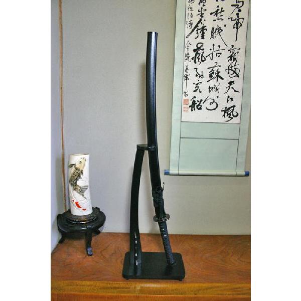 維新三傑の一人、西郷隆盛の差料をイメージした拵えです。薩摩拵ですので通常の柄より約5cm長い、一尺柄（約30cm）を使用しています。容易に刀が抜けないように、栗形と鍔の間に紐を通しています。西郷は長州討伐、戊辰戦争、西南戦争と、歴史を動かし...