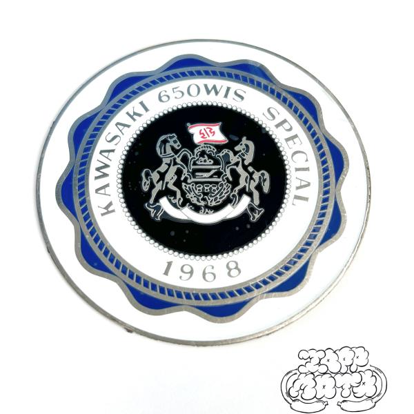 当時ノベルティーだったオイルタンクのエンブレムステッカーを忠実に再現した商品となっております。以前のリプロエンブレムは旗棒の先端が無く、どうしても棒の先端が欲しい！との拘りで製作した新型リプロ商品です。その他にも仕様変更した部分がございます...