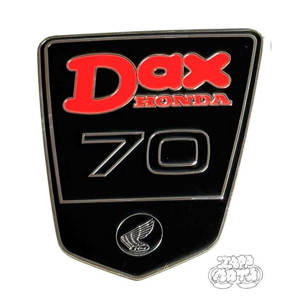 ダックス DAX70 用の エンブレム2枚セットです。真鍮板に金属印刷したエンブレムとなっております。純正のステッカーとは異なり、厚みのある真鍮板でDax HONDA文字の縁取りに高級感があります。高品質な日本製です。