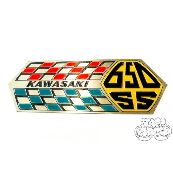 W1SS W2SS タイプの サイドカバーエンブレムです。真鍮板に金属印刷で製作したエンブレムです。銀色部の光、カラー部は鮮やかで高級感のあるエンブレムとなっております。高品質な日本製です。