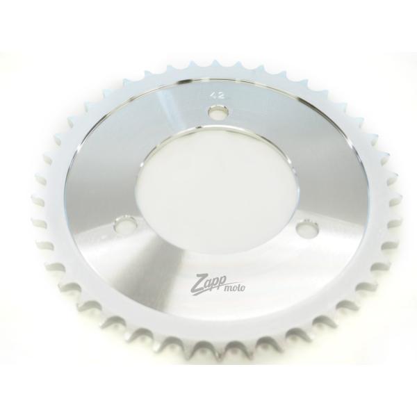 W1 W1S W1SS W2SS W2TT W1SA 650RS W3 用の リアスプロケット 42T ユニクロメッキ仕上げです。W1へは1Tローギヤード、W1S/W1SS/W2SS/W2TT/W1SA/W3へはSTDサイズとなります。