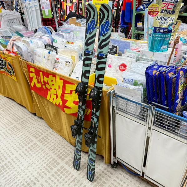 滑走などのチェックはしておりません。エッジにサビが多いです。その他キズ汚れなどあります。中古品の現状品販売の為、返品交換対応は行っていません。またサイズが合わないなどの声も稀にございますが、中古品およびネット販売の性質上、試着なども不可とな...