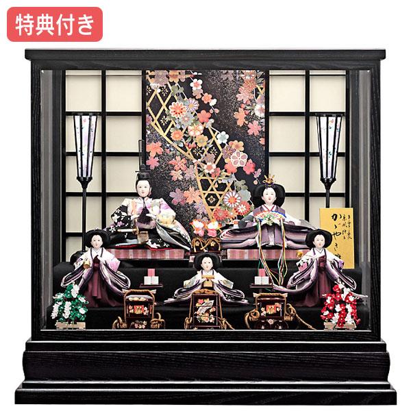 ■サイズ（cm）間口74×奥行50×高さ70■仕様内容ケース飾り三段飾り五人飾り衣裳着人形お道具：三方、高坏(たかつき)、お駕籠(おかご)、重箱、御所車、桜橘雪洞点灯式広島県府中産の木製枠を使用(注意事項)「北海道・沖縄・離島・その他配達不...