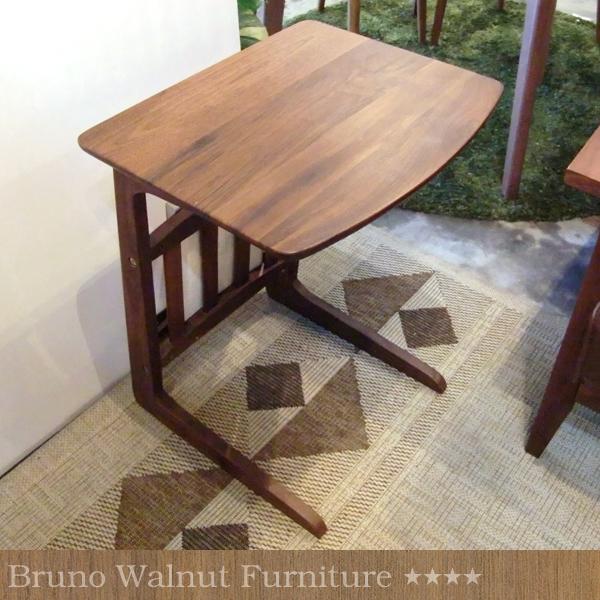 ■サイズ本体：幅40×奥行き40.5×高さ55■仕様 ◇天板・脚ウォールナット無垢材PU塗装仕上◇ソファーテーブルはソファーに座ったままパソコンや、軽食ができて大変便利。正面はマガジンラックが付いており新聞や雑誌等の収納ができます。(注意事...