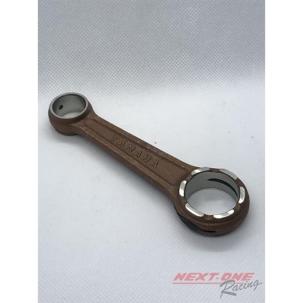 ヤマハKT-100SD/SEC用のピストン/クランク周辺パーツです。パーツ図の部品番号7番のコンロッドです。