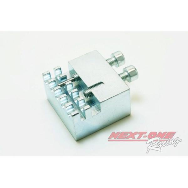 RRチェーンカッター219用チェーンを切断、結合するための工具です。インドライブのカートのチェーンの着脱に便利です。切れ離す際は、先端の突起した方のボルト（画像左側）を使用します。本体のレール上にチェーンを置き、ボルトを締めていきます。ボル...