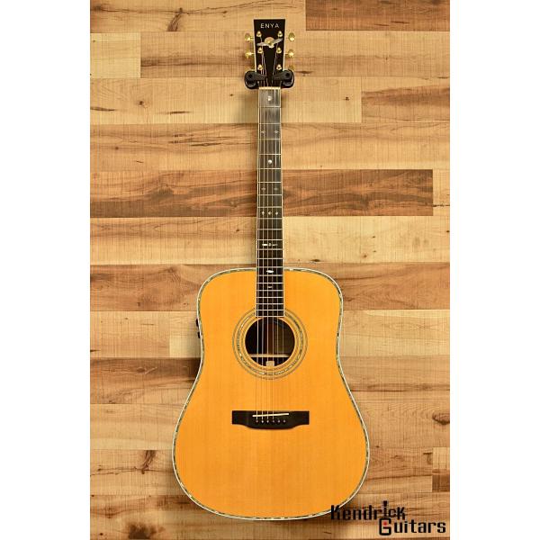 【NEW】Enya T-10SD Solid Spruceの登場です！ソリッド・シトカ・スプルーストップとローズウッドボディは、暖かく親しみやすい音からパンチの効いたアグレッシブな音まで、幅広い音域を得意としています。繊細な表現が求められる...