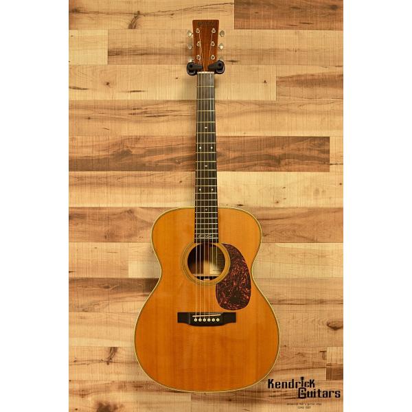 【USED】Eric Clapton と C.F. Martin のコラボレーションによるシグネチャー・モデル。小ぶりな000ボディと短めのスケール（Clapton 指定の 24.9"）で、フィンガーピッキングにもストロークにも扱いやすいバ...
