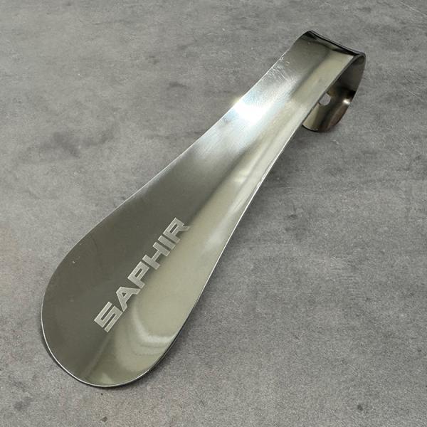 Saphir サフィール メタルシューホーン■商品詳細【 ブランド 】Saphir(サフィール)【 モデル名 】メタル シューホーン【 商品紹介 】●「SAPHIR」ロゴ入り●手に持ちやすい小型のシューホーン（靴べら）●靴べらを使うことで、...