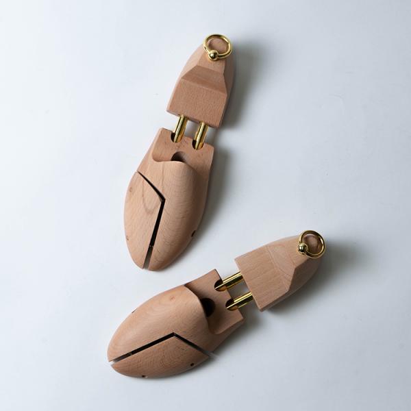 ■商品詳細【 モデル名 】NEXT FOCUS オリジナルシューツリー Type-B【 商品紹介 】シューケアに欠かす事のできないシューツリーは、靴の型崩れを防ぐと共に美しいフォルムを保ちます。素材にはブナを使用し、美しく滑らかなクリアーワ...