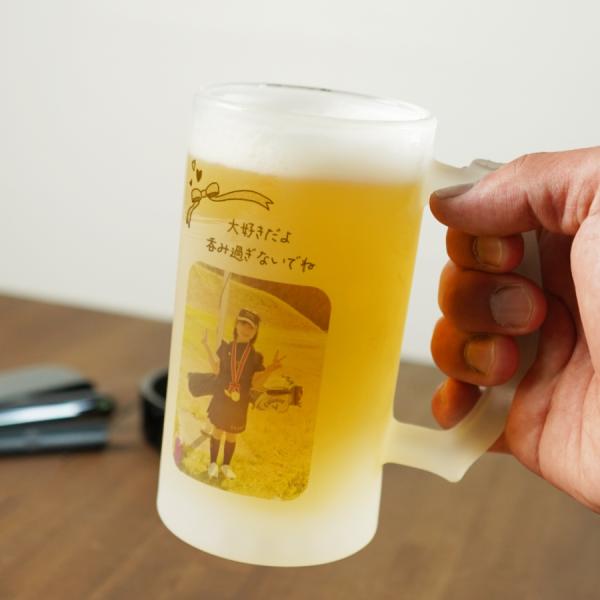 「贈り物に特別なひとときを。名入れ対応・ビールジョッキ」写真＆メッセージ入り 名入れビールジョッキ毎日の晩酌が、特別な時間に変わる世界にひとつだけ！特別な写真やメッセージを入れられる名入れジョッキ。また、ビールやお酒好きの方へのプレゼント、...