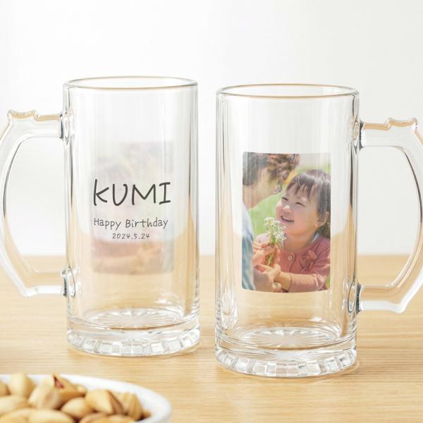 毎日の晩酌を、ちょっと特別な時間に写真＆メッセージ入り 名入れビールジョッキ両面に特別な写真やメッセージを入れられるビールやお酒好きの方へのプレゼント、記念日の贈り物など様々なシーンで喜ばれます誕生日／結婚記念日／母の日・父の日／還暦 など...
