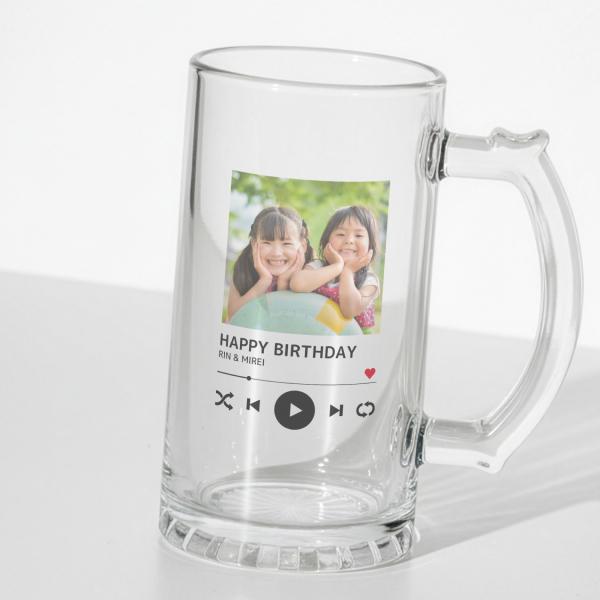 毎日の晩酌を、ちょっと特別な時間に写真＆メッセージ入り 名入れビールジョッキ両面に特別な写真やメッセージを入れられるビールやお酒好きの方へのプレゼント、記念日の贈り物など様々なシーンで喜ばれます誕生日／結婚記念日／母の日・父の日／還暦 など...