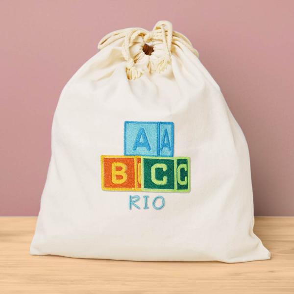 お子様のお名前を入れられる世界に1つの刺繍巾着袋。16種類のフォントと16の刺繍カラーからお選びいただけます。いろいろな用途で活躍いたします。また、出産祝い、入学祝い、入園祝いなど記念日の贈り物に、様々なシーンで喜ばれます！サイズ　高さ40...