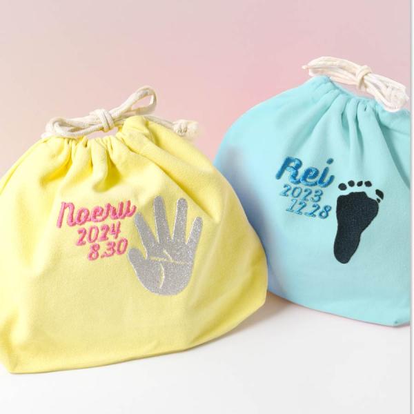 赤ちゃんの手形か足形とお名前や誕生日を刺繍してつくる巾着袋ご誕生記念品や内祝いなど贈り物として刺しゅうなので洗濯してもとれる心配がございません。お友達や同僚への出産祝いプレゼントに。大事な思い出と共にサイズ縦：約20.5センチ　横：約27....