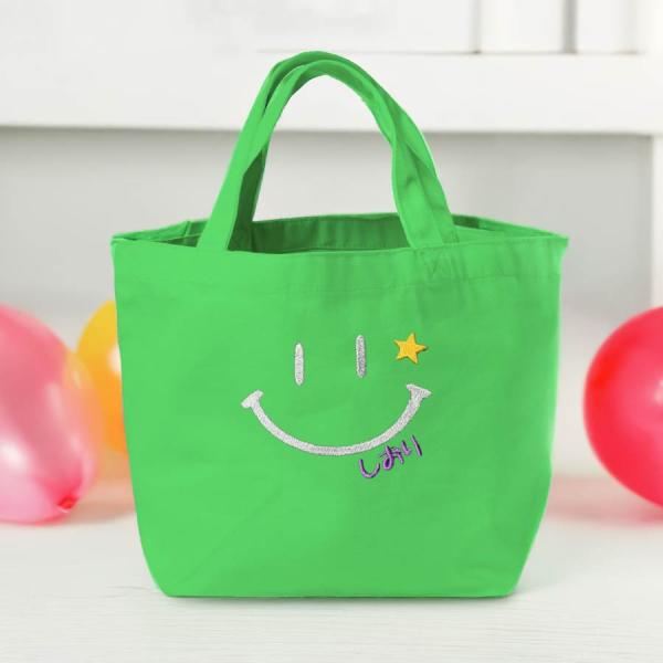 日常使いにピッタリなキャンバス生地のトートバック名入れしてオリジナルのバックを作れます！ご誕生記念品の贈り物やご自身へのプレゼントとして刺しゅうなので洗濯してもとれる心配がございません。耐久性や収納力、自立する商品設計で普段使いしやすいトー...