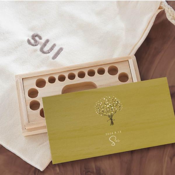 名入れができる刺繍巾着と乳歯ケースのギフトセット巾着袋は16種類の刺繍カラーからお選びいただき様々な用途でご使用いただけます。乳歯ケースには脱脂綿と記入用紙を付属！ 出産祝い、入学祝い、入園祝いなど記念日の贈り物に、様々なシーンで喜ばれます...