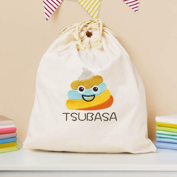 ユーモアあふれるうんちくんを刺繍した名入れ巾着袋。カラー17種類、デザイン6種類、名入れカラー16種類の組み合わせでオリジナルの巾着袋を作れます。着替えや小物入れ、おむつポーチなど様々な用途で使用可能。綿キャンバス生地を使ったしっかりとした...