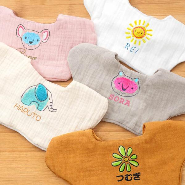 お子様のお名前を入れられるオリジナルのよだれかけ。赤ちゃんの肌に優しい綿100％のコットン素材吸水性・速乾性に優れた素材を使用しており、よだれだけでなく汗も吸収してくれるので蒸れにくい！360°使えるデザインで首周りのサイズを調整可能なスナ...