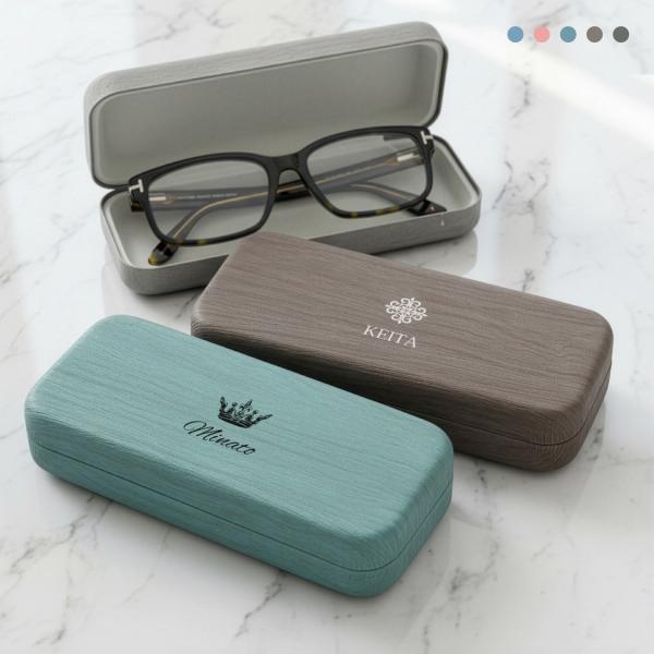 特別感のある名入れ対応メガネケース。木目調PU素材で上品＆実用的外側には水や汚れに強い木目調PU素材を使用。 ナチュラルで落ち着いたデザインなので、 ビジネス・日常使い・男女問わずお使いいただけます。大切なメガネを優しく保護内側には柔らかな...