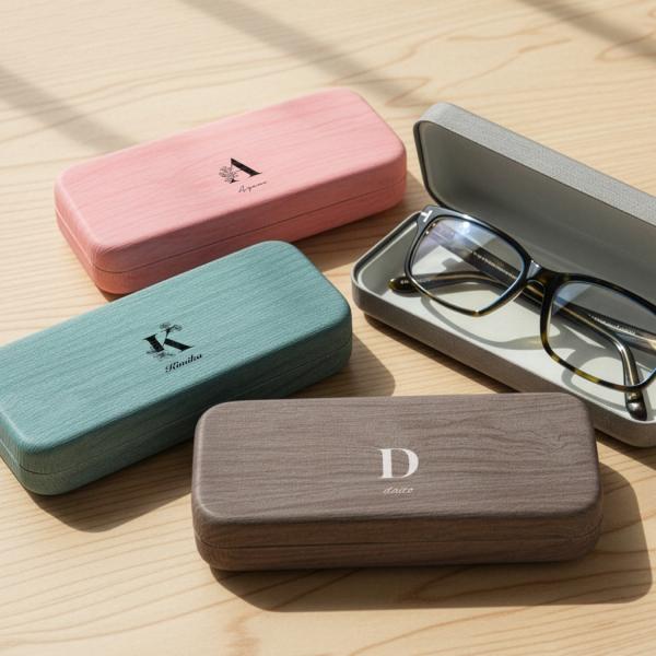特別感のある名入れ対応メガネケース。木目調PU素材で上品＆実用的外側には水や汚れに強い木目調PU素材を使用。 ナチュラルで落ち着いたデザインなので、 ビジネス・日常使い・男女問わずお使いいただけます。大切なメガネを優しく保護内側には柔らかな...