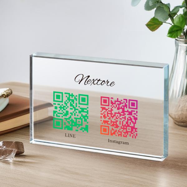 QRコードとショップ名が入るガラスブロック高級感、重厚感のあるガラス製ですスタンドなしで自立して立つため、飾る場所を選びませんまた、開店祝いなど記念日の贈り物に、様々なシーンで喜ばれます！サイズ：縦10.0cm 横15.0cm 奥行1.8c...